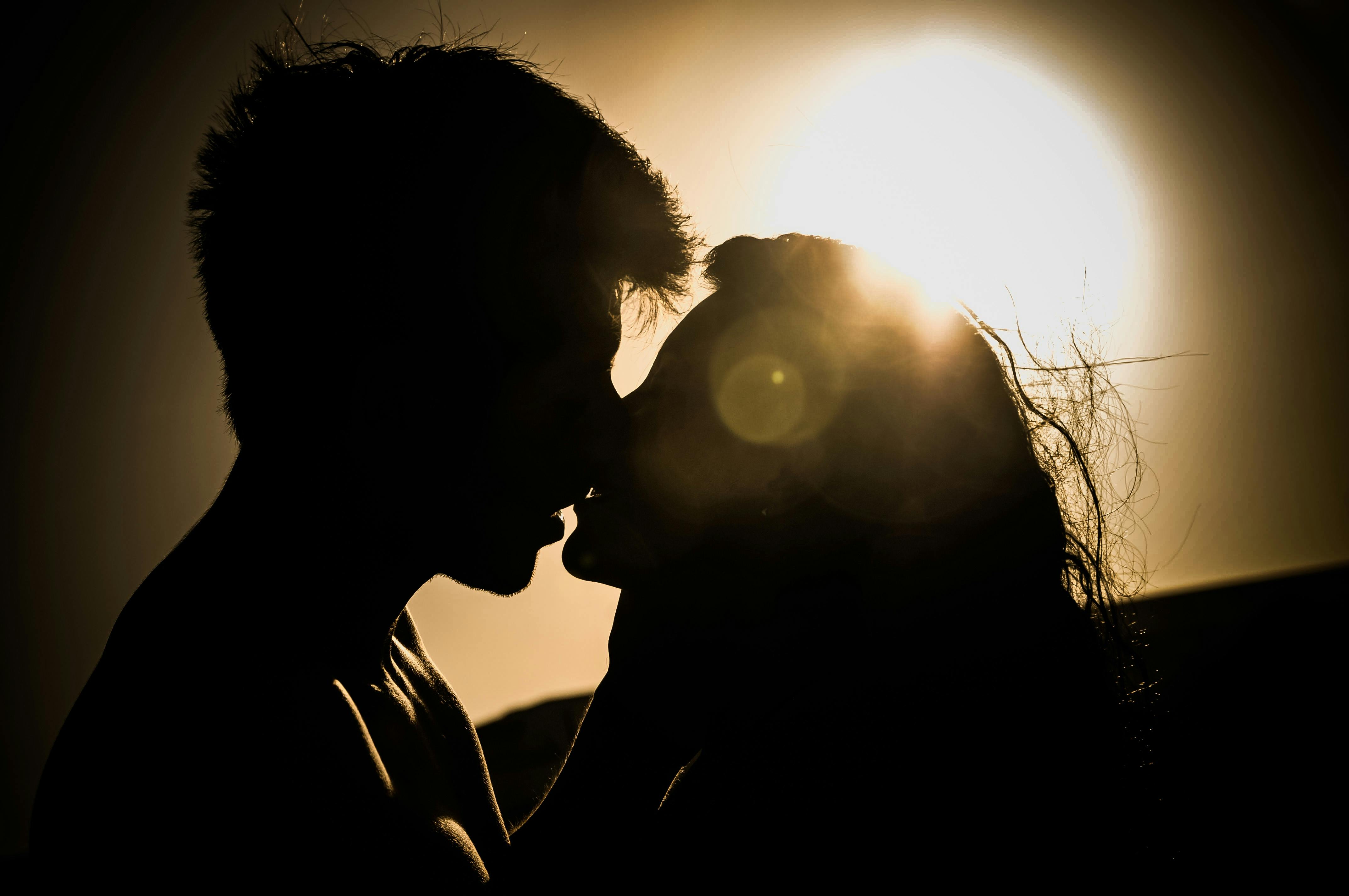 Free stock photos of couple kiss · Pexels